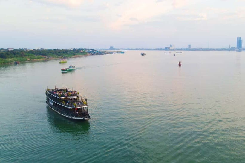 Phnom Penh: Sunset Dinner Cruise with English Speaking Guide - Key Points