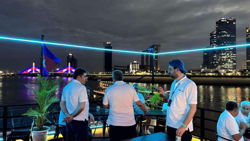 Phnom Penh: Sunset Dinner Cruise with English Speaking Guide - Who Should Consider This Tour?