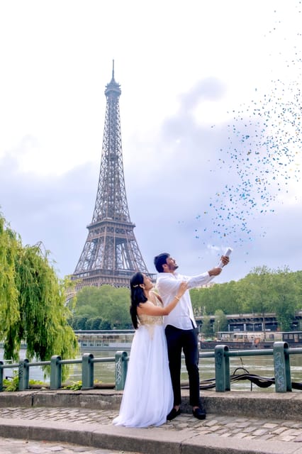 Photo session for couples with flowers around Eiffel tower - Key Points