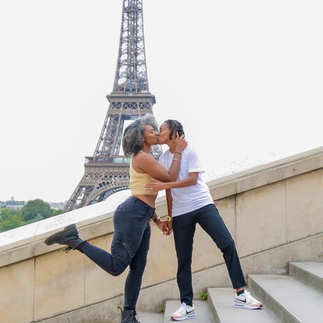 Photo session for couples with flowers around Eiffel tower - The Itinerary and Locations