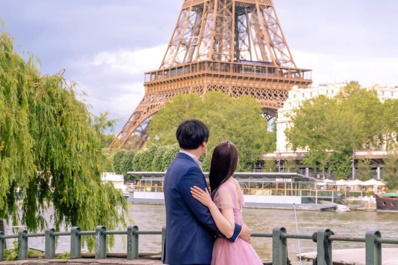 Photo session for couples with flowers around Eiffel tower - The Value Proposition
