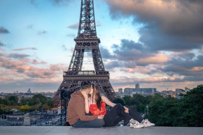 Photo session for couples with flowers around Eiffel tower - The Experience in Context