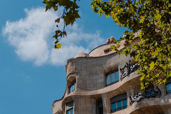 Photo Walking Tour Sagrada Familia and Gaudí in Barcelona - Tour Logistics and Accessibility