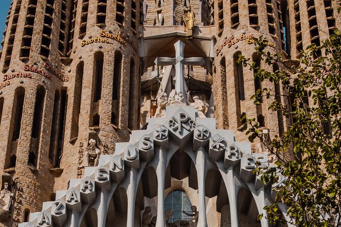 Photo Walking Tour Sagrada Familia and Gaudí in Barcelona - Whats Included in the Tour Package
