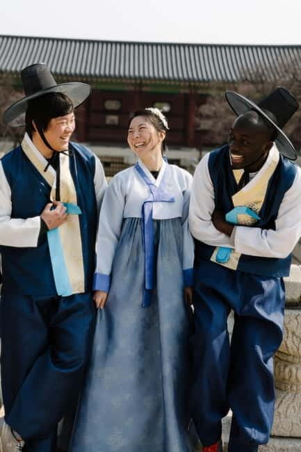 Photography: Personalized Seoul Snapshots - Uniforms, Poses, and Comfort