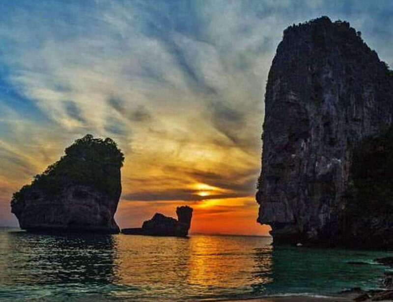 Phuket: Private Early Bird Charter to Phi Phi & Bamboo - Phuket: Private Early Bird Charter to Phi Phi & Bamboo