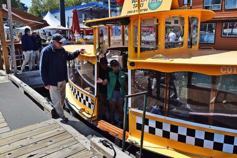 Pickle Pub Crawl: Ferry Rides and Appetizers - Guides and Atmosphere: Friendly, Informed, and Fun