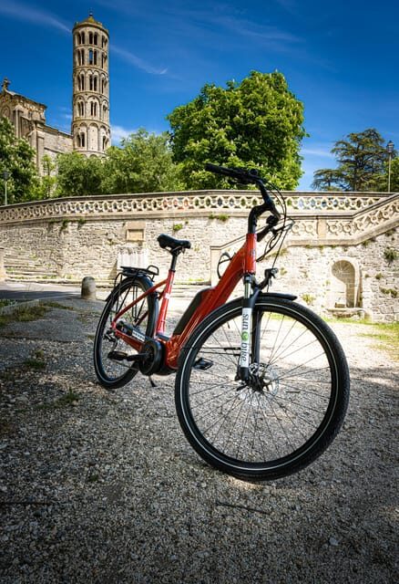 Picnic in the middle of a vineyard by e-bike - An In-Depth Look at the Vineyard E-Bike Picnic Tour