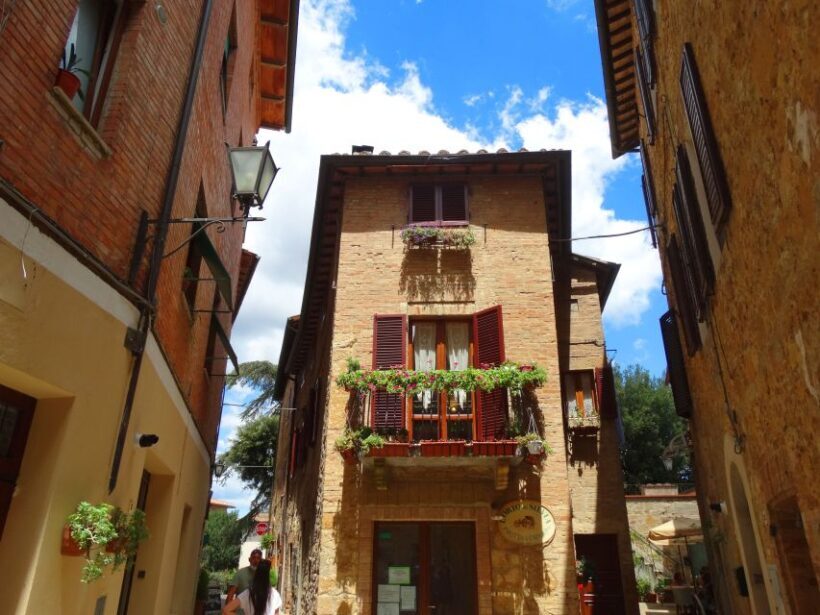 Pienza: Private Walking Tour with Tuscan Tasting Experience - Discovering Pienza’s Highlights