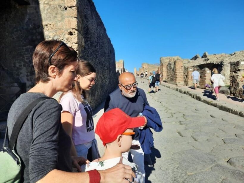 Pompeii: Guided Tour with a local guide - Private - Key Points