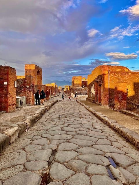 Pompeii sunset Tour: a visit away from the crowds - The Magic of Sunset and Photo Opportunities