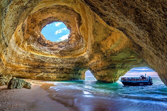 Portimão:Embark on NatureBenagil and DolphinsBiologist on board - Key Points