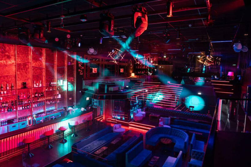 Porto: Cabaret & Pole Shows, offer a Glass of Champagne - The Experience: What to Expect in Detail
