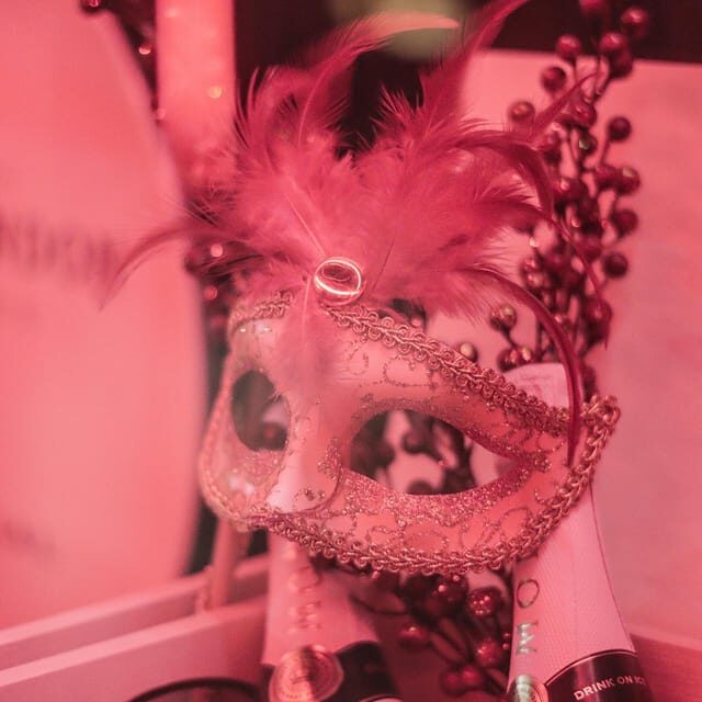 Porto: Cabaret & Pole Shows, offer a Glass of Champagne - Who Should Consider This Experience?