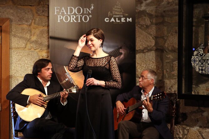 Porto: Cálem Cellar Tour, Live Fado Show and Wine Tasting - Experiencing the Live Fado Performance
