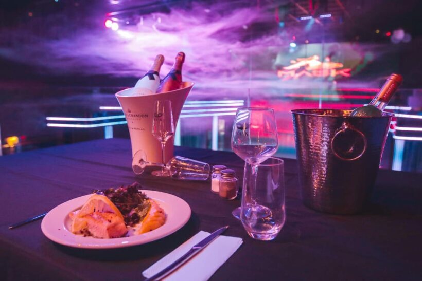 Porto: Dinner with Cabaret & Pole Shows - An Overview of the Experience