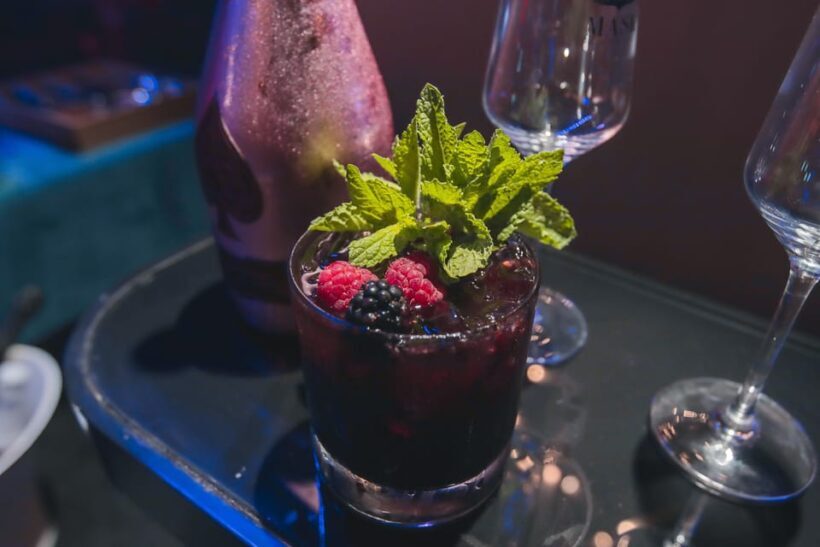 Porto: Dinner with Cabaret & Pole Shows - Who Will Love This Experience?