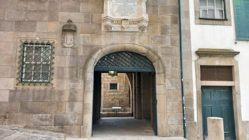 Porto: Off the Beaten Track Private Tour with Wine Tasting - The Ribeira District: Medieval Alleys and Street Art