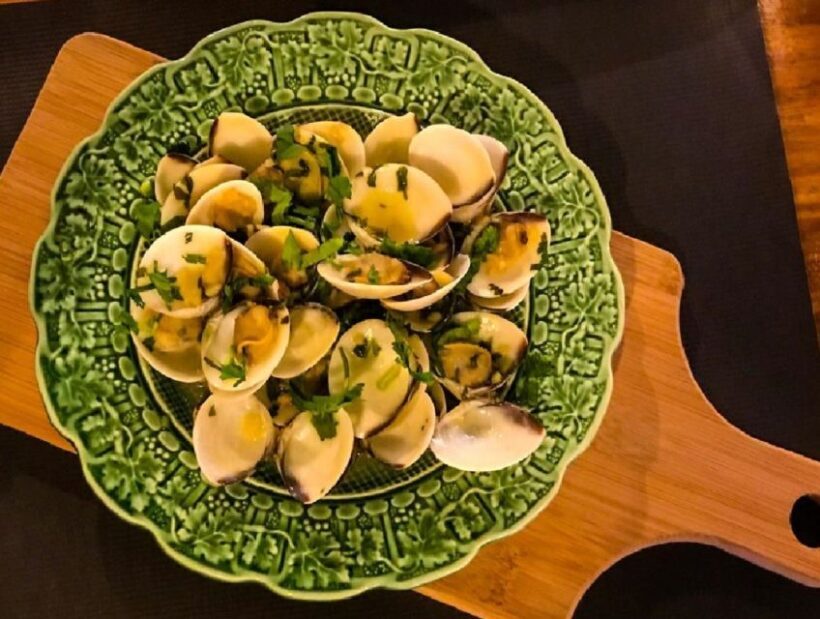 Porto: Premium Portuguese Food Tour and Sightseeing - Walking the Streets of Porto: Visual and Cultural Appeal