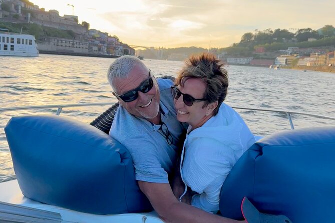 Porto SHARED Boat Tour: Bridges, River Mouth & SUNSET - Onboard Amenities and Hospitality