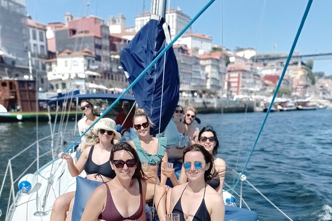 Porto: Single Party on a charming sailboat with welcome drink - The Value of the Experience