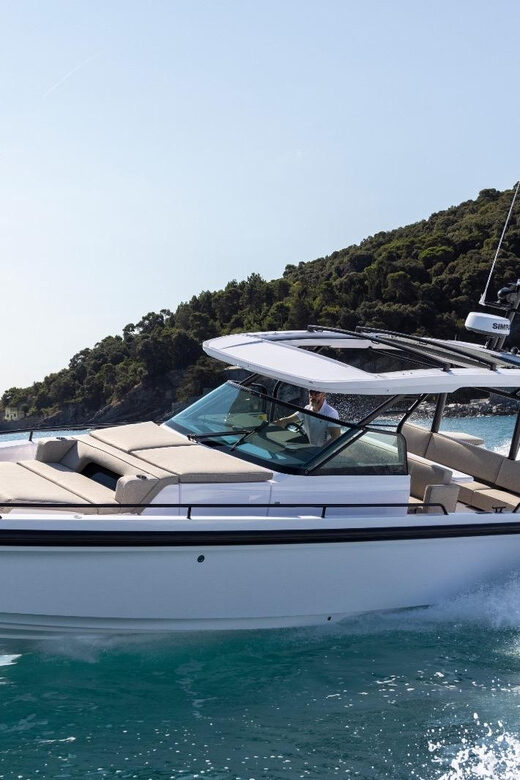 Porto Vecchio : Daily boat rental with skipper - Key Points