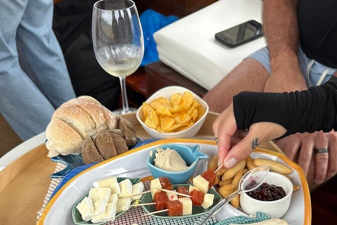 Port:Six Bridges Exclusive Boat on Douro River - Sunset Opcion - Accessibility and Participation