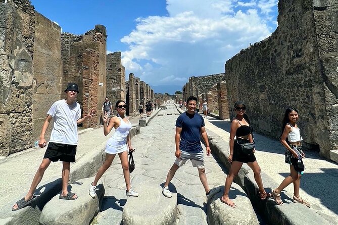 Positano Private Transfer From/To Naples With Pompeii Guided Tour - Exploring the Ancient Ruins of Pompeii