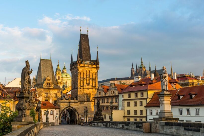 Prague: Castle and Jewish Quarter Tour - Exploring Josefov: The Jewish Quarter