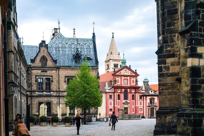 Prague Castle Walking Tour with Live Guide - Whats Included and Meeting Details