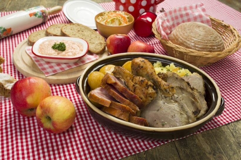 Prague: Folkloric Dinner Show with Unlimited Drinks - An In-Depth Look at the Experience
