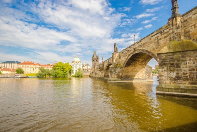 Prague: Guided Bus & Walking Tour with River Cruise & Lunch - Deep Dive into the Itinerary
