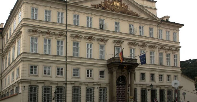 Prague: Highlights Walking Tour to the German embassy 1989 - Key Points