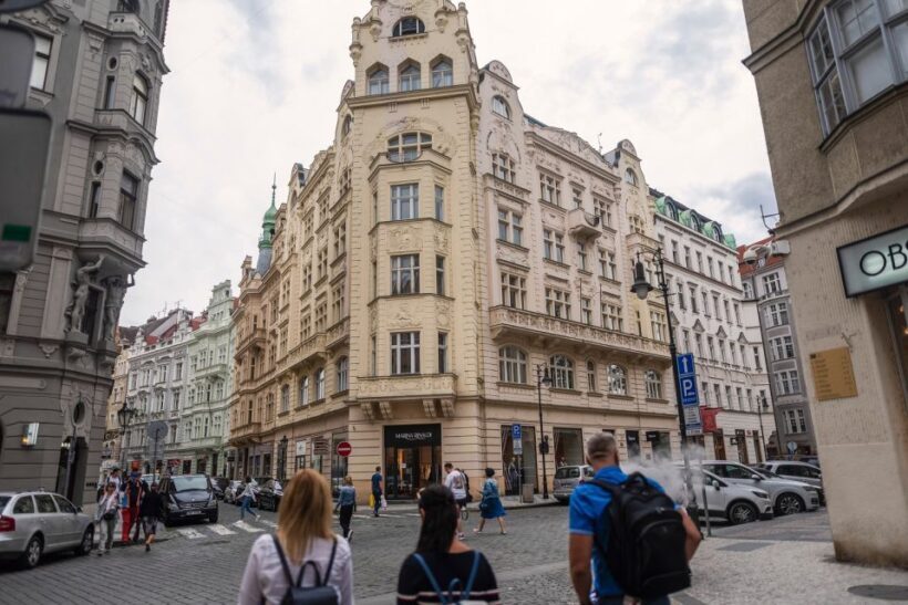 Prague: Old Town and Jewish Quarter Guided Walking Tour - Analyzing the Value