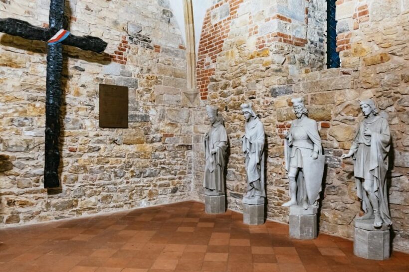 Prague: Old Town, Astronomical Clock and Underground Tour - Exploring the Jewish Quarter