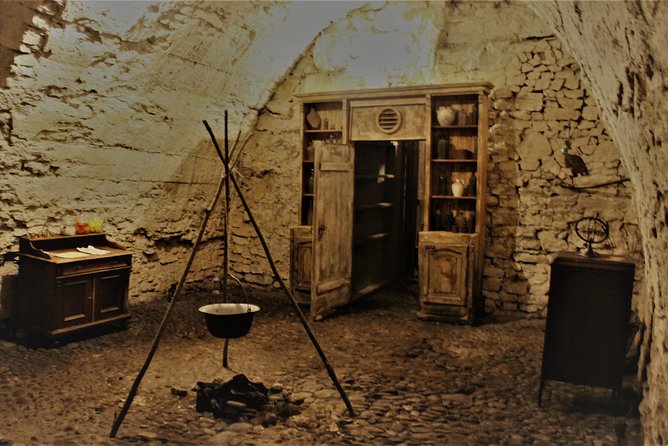 Prague Old Town, Medieval Underground and Dungeon Historical Tour - Participant Feedback and Sentiments