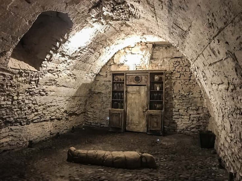 Prague: Oldtown, Medieval Underground & Dungeon History Tour - Key Points
