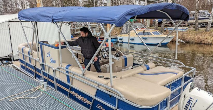 Prague: Private Pontoon Sightseeing Cruise with Prosecco - Key Points