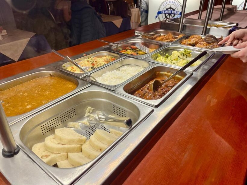 Prague: Sightseeing Boat Cruise with Buffet Dinner - Key Points