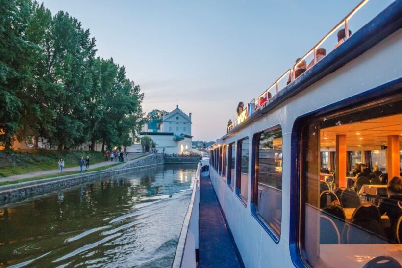 Prague: Sightseeing Boat Cruise with Buffet Dinner - What the Reviews Reveal