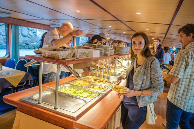 Prague: Sightseeing Boat Cruise With Buffet Dinner - Common Issues and Guest Experiences