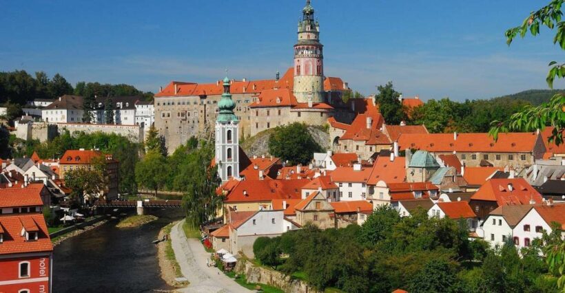 Prague: Sightseeing Transfer to Salzburg via Cesky Krumlov - The Journey Begins: From Prague to Cesky Krumlov