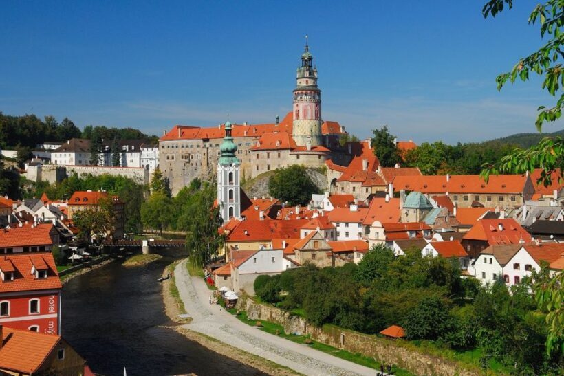 Prague: Sightseeing Transfer to Salzburg via Cesky Krumlov - Free Time and Local Flavors