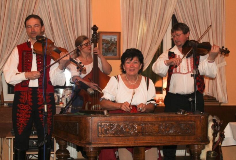 Prague: Traditional Folklore Evening with Dinner & Music - Key Points