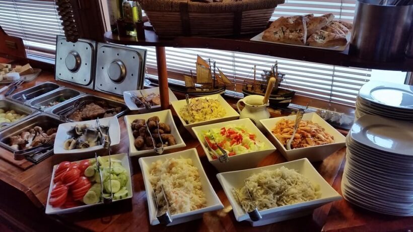 Prague: Vltava River Evening Dinner Cruise - Practical Tips for Your Cruise
