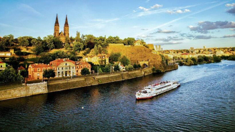 Prague: Vltava River Night Cruise with Buffet - Key Points