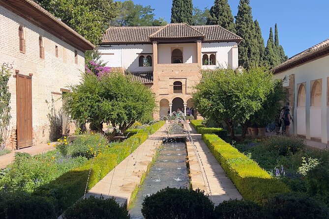 Premium Private Tour to the Alhambra and Generalife - Discovering the Enchanting Generalife Gardens