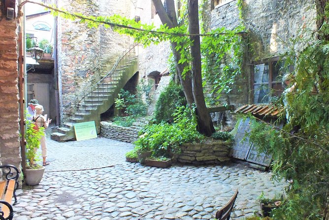 Private 2.5-Hour Tour of Tallinn Old Town in a Spacious Mercedes Minivan - FAQs