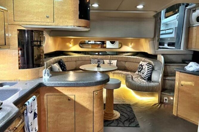 Private 52' Yacht Rental with Captain in Miami - Key Points