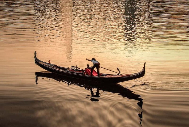 Private Alster Lake romantic Tour in a Real Venetian Gondola - Key Points